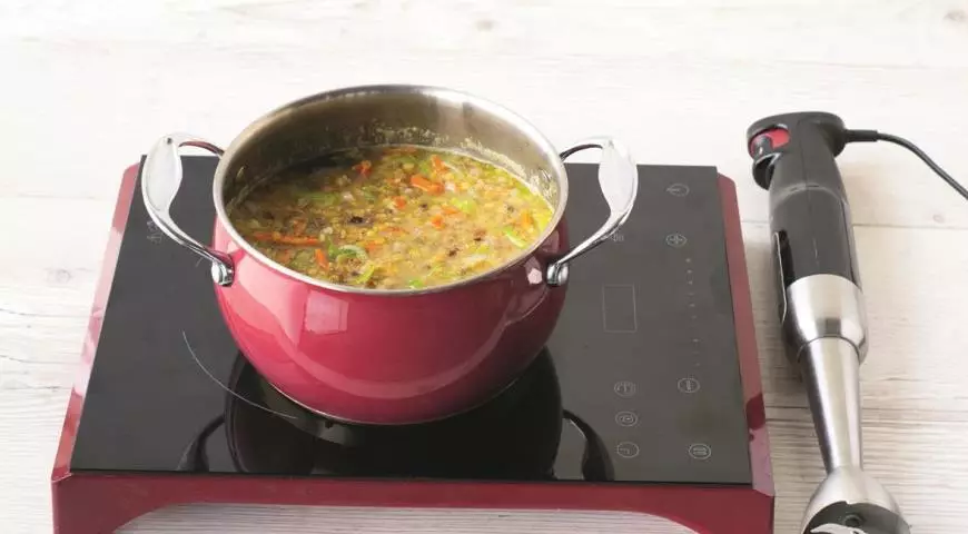 Stock Foto Tisjir Riċetta: Soup Lentil Bil Tadam Imnixxef u Borodino Ħobż, Pass numru 3