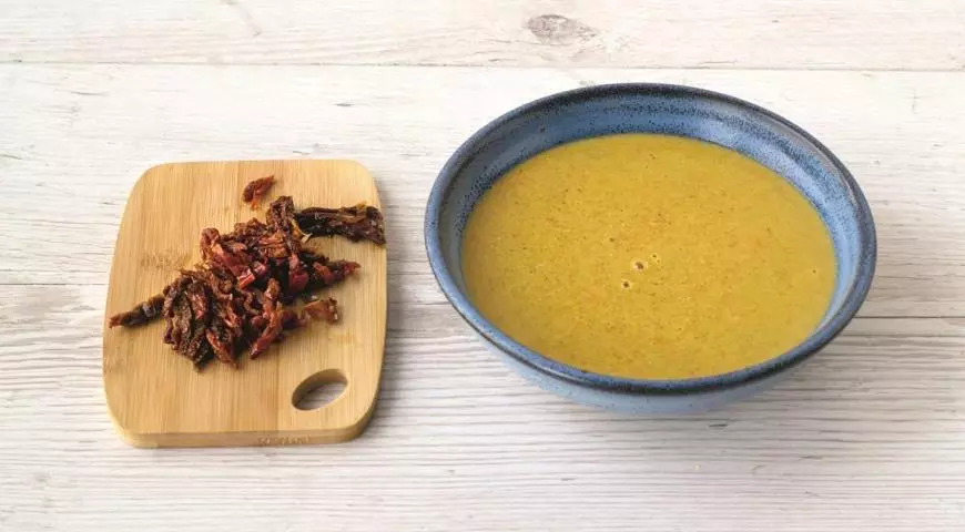 Foto Ricetta di cottura: zuppa di lenticchie con pomodori asciutti e pane di borodino, passo numero 4