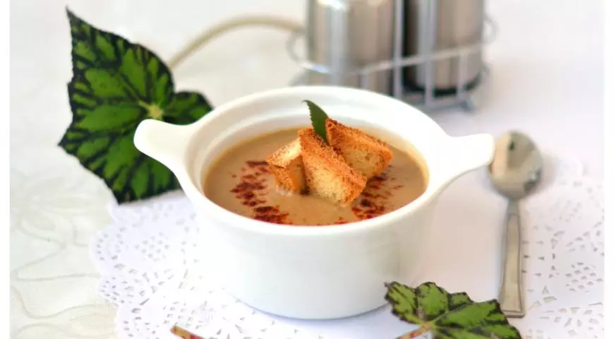 Sup lentil dan sayuran emas disajikan dengan crouton