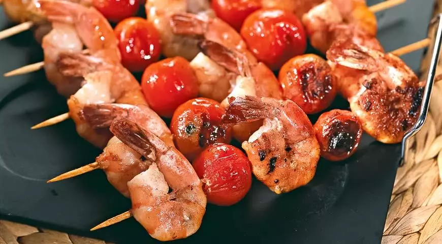 Shrimps juu ya skewers na mchuzi wa Teriyaki.