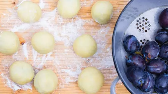 Nu den mest invecklade delen i beredningen av några dumplings, tyger, Nyokkov och andra tärningar. Även om det är mer korrekt att säga - sy, det vill säga matlagningen i en vätska, som är på väg att koka, men det är omöjligt att tillåta denna kokning.