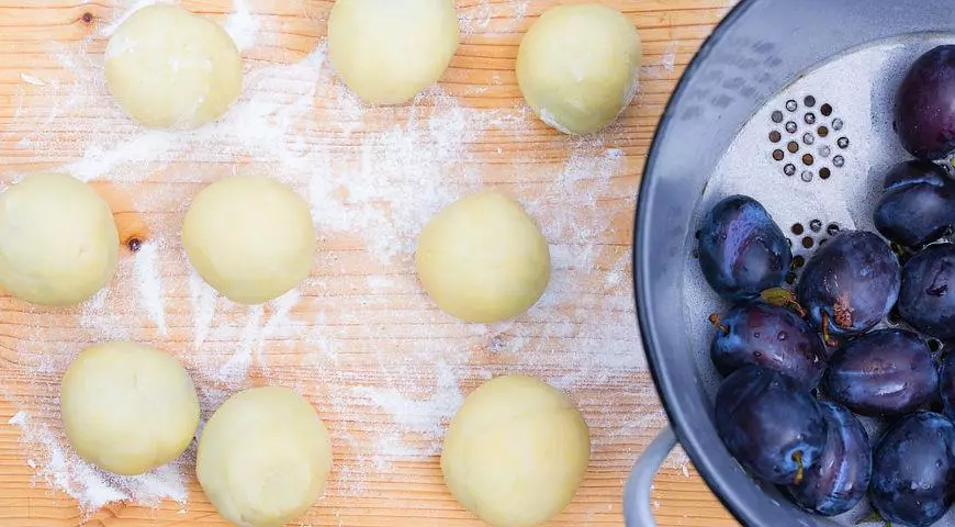 Las albóndigas terminadas sacan el Shivyovka y se colocan en un plato grande, brillando una servilleta unilateral de una no nanica para absorber una humedad adicional. Ahora pueden ser alimentados por aceite derretido, espolvorear con pan de pan frito, la opción más auténtica, por cierto, - con tuercas molidas o amapola. Con crema agria, demasiado buena, pero la adición principal sigue siendo gruesa, picante y fría compota desde el desagüe.