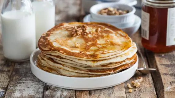 Pancakes trashë në maja, recetë hap pas hapi me foto