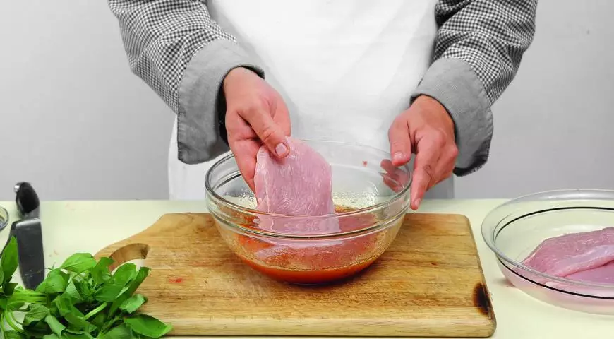 Stock Foto Cooking Recipe: Schnitzel từ Thổ Nhĩ Kỳ ở Red Marinade, Bước Số 2