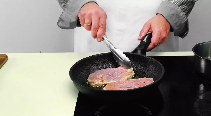 Stock Foto Cooking Recipe: Turkio Schnitzel en ruĝa marinado, Paŝo Numero 3