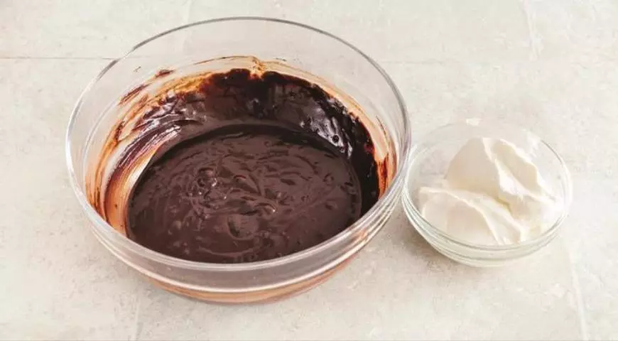 Photo Cooking Resipe: Chocolate CHambella nga adunay Cream Middle, Step Num. 5