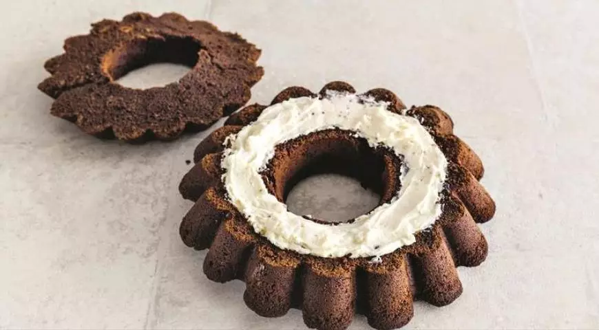 Photo Cooking Recipe: Chocolate Chambella with Cream Middle, Step No. 9