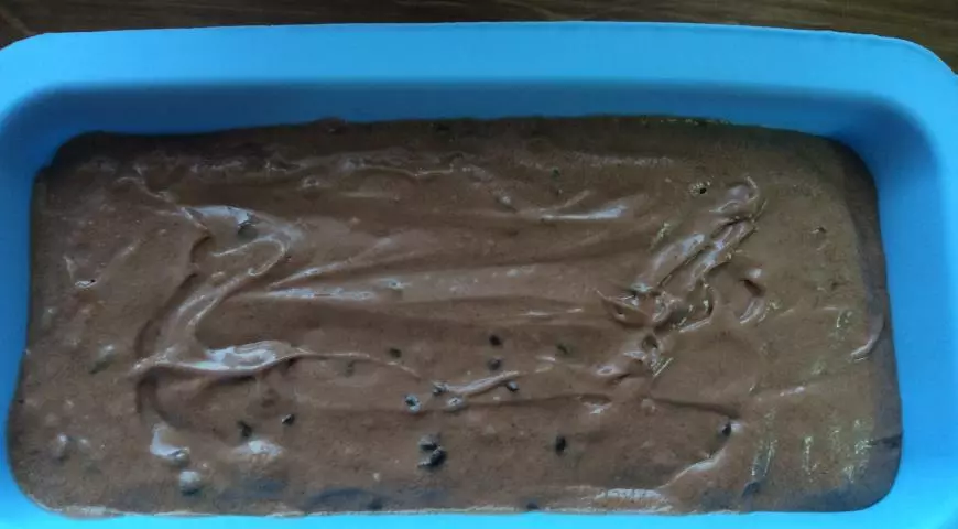 Шоколадны аяга бялуу бэлэн болтол нь жигнэх, дараа нь мөсөөр хучигдсан байдаг