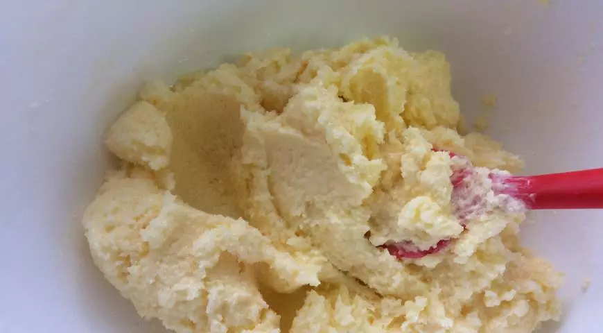 លាយ margarine ជាមួយស្ករនិងស្ករ vanilla