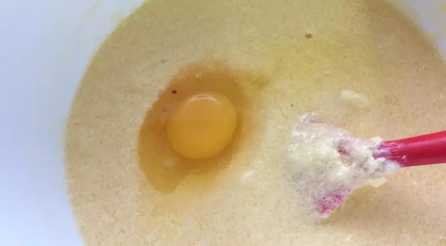Einführen in die Mischung der Eier, mischen Sie gründlich
