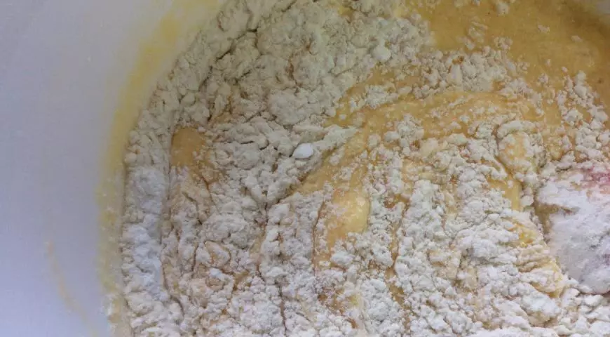 小麦粉とベーキングパウダーの混合物に追加し、カップケーキのための生地をつかむ