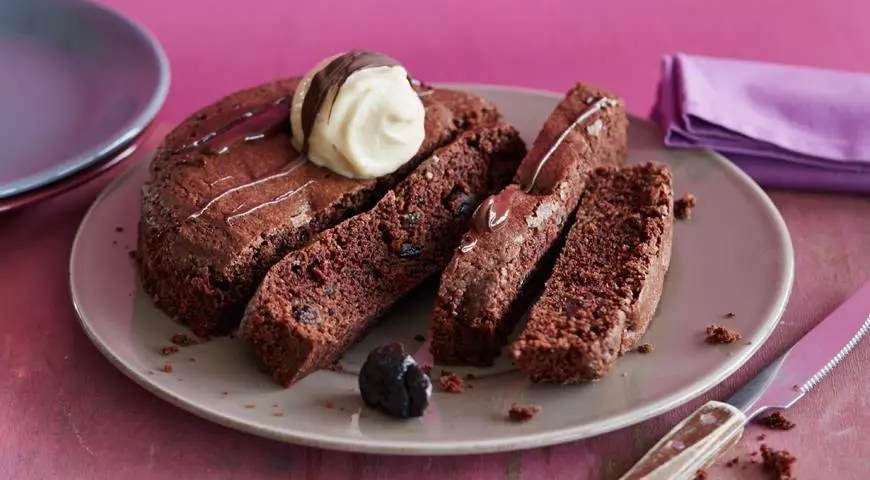 Cupcake au chocolat avec crème glacée à pruneaux et à la banane