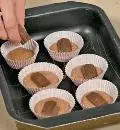 Litrato sa pag-andam sa resipe: tsokolate muffins nga adunay raspberry sarsa, lakang numero 4
