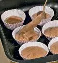 Mga resipe sa Stock Foto Pagluto: Mga Cupcakes sa Chocolate nga adunay raspberry sarsa, lakang nga numero 5