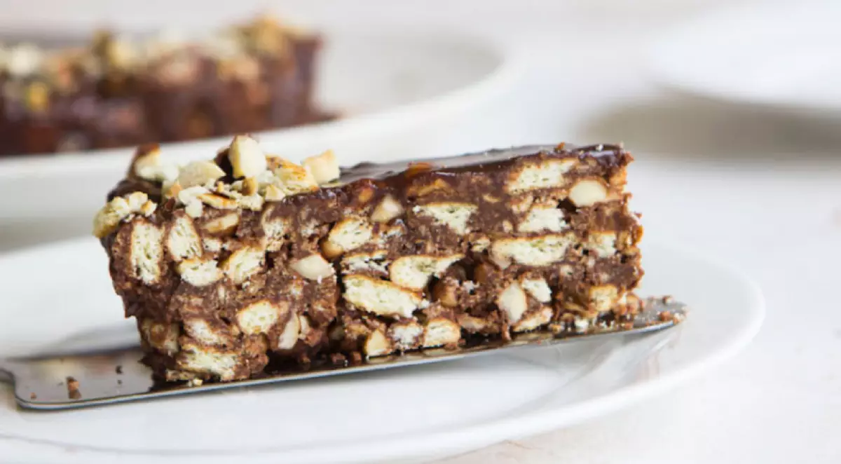 Torta al cioccolato senza cottura di biscotti e nocciola