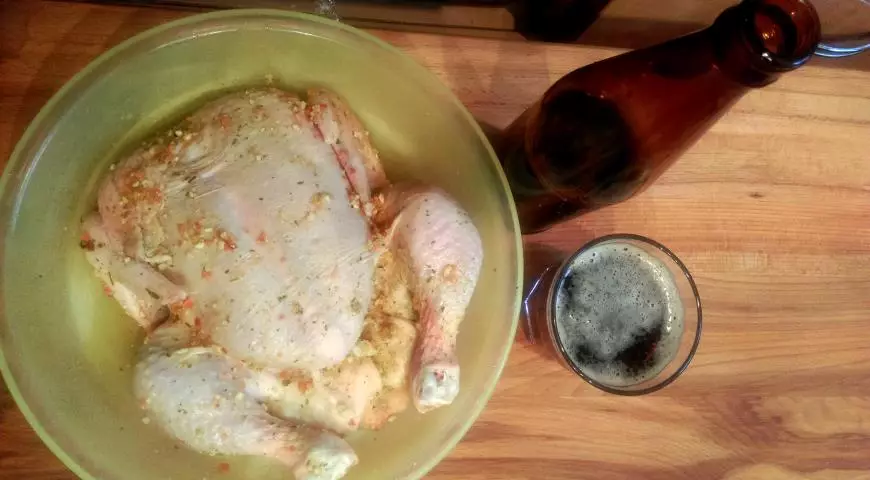 Verser la plus grande partie de la bière sombre pour cuire du poulet