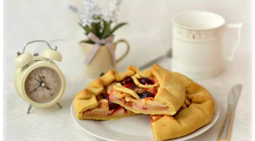 Horneando una natilla magra con una manzana, cereza y canela.