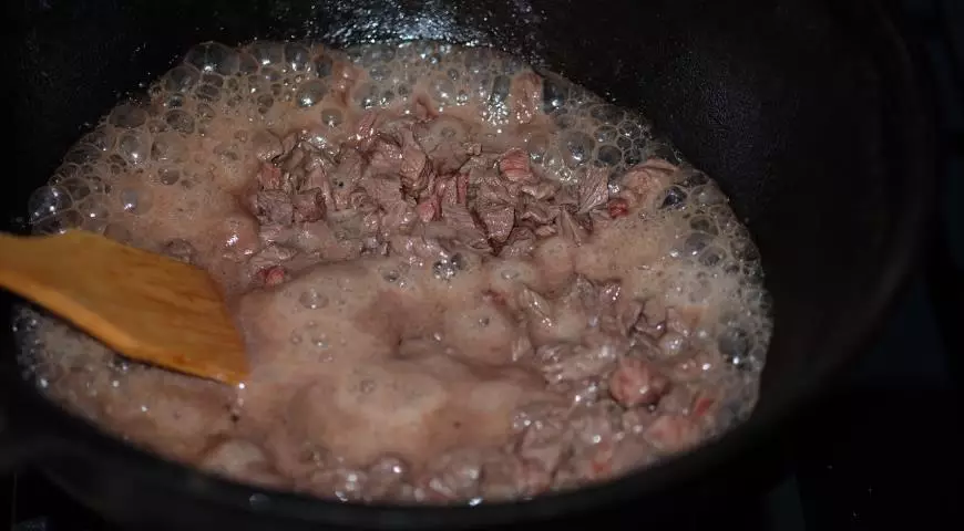 Di Kazan, ngagoreng daging kanggo lagman