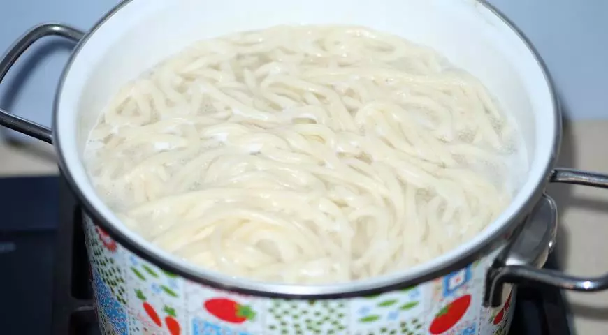 Wedzera Pepper, Bay Shizha, Nyanya Paste kune hwaro hweLagman. Boot zvakasiyana Lagman Noodles