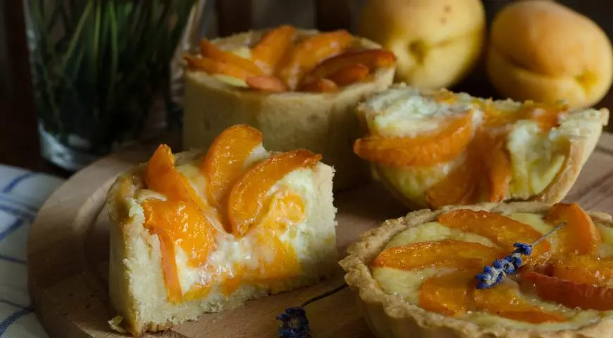 tartlets ກັບ apricots ແລະຄີມອ່ອນໆທີ່ເຮັດດ້ວຍ mascarpone ແລະ ricotta