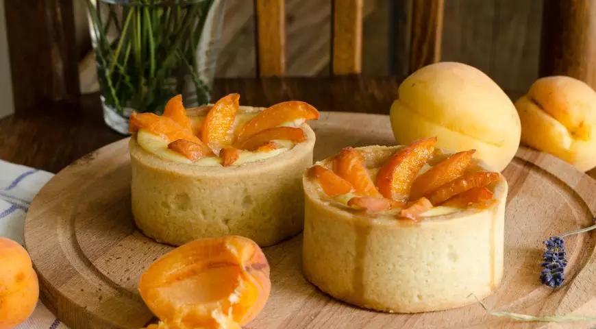 Kupikia tartlets na apricots na cream mpole kutoka mascarpone na ricotta