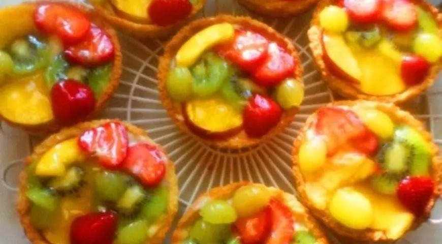 Paniers à gâteaux avec des fruits