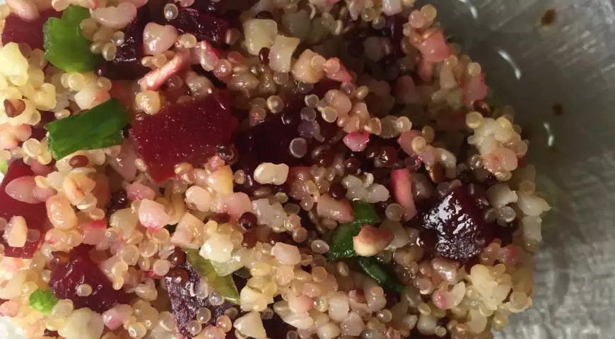 Meitsje tanken en foegje ta oan salade fan beets, films en boulhurs