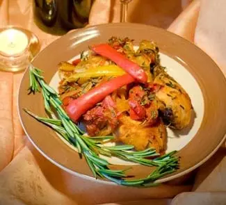 Pollo italiano con verduras e herbas perfumadas