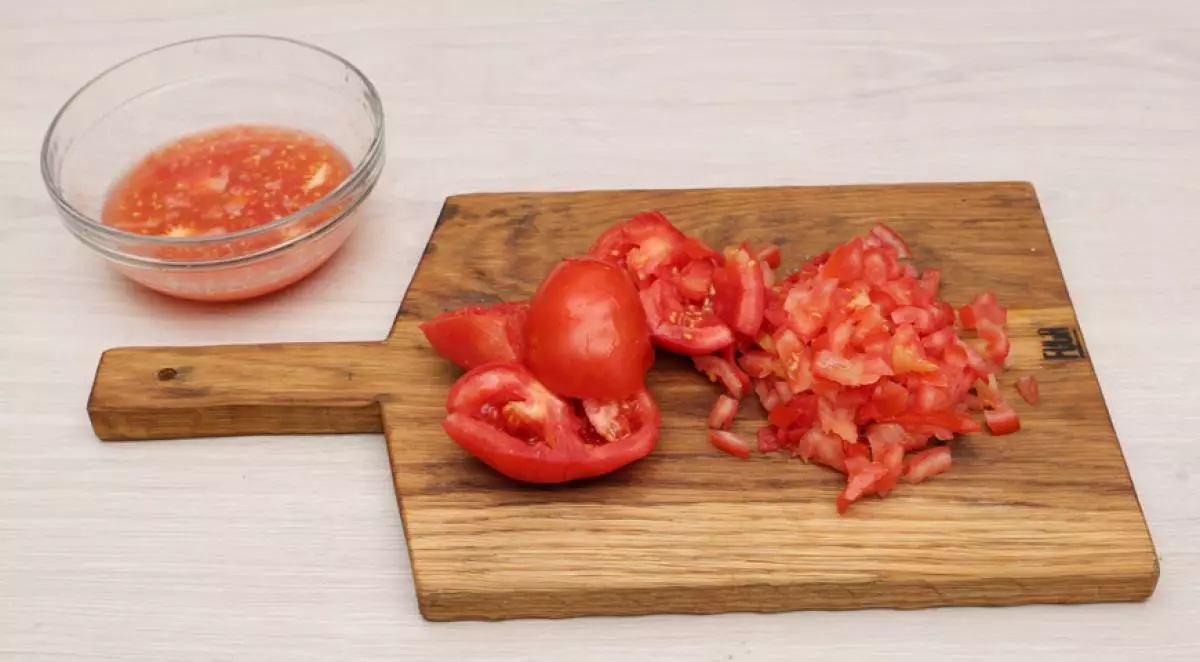 Ihendori tomato maka oge oyi, kpoo ihe ọ juiceụ juiceụ na tomato ma wụsa anụ ahụ