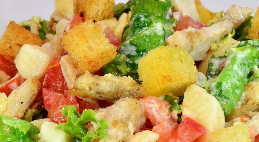 Salad Caesar với thịt gà và phô mai adygei
