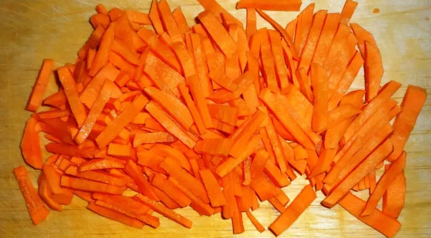 Txiav carrots