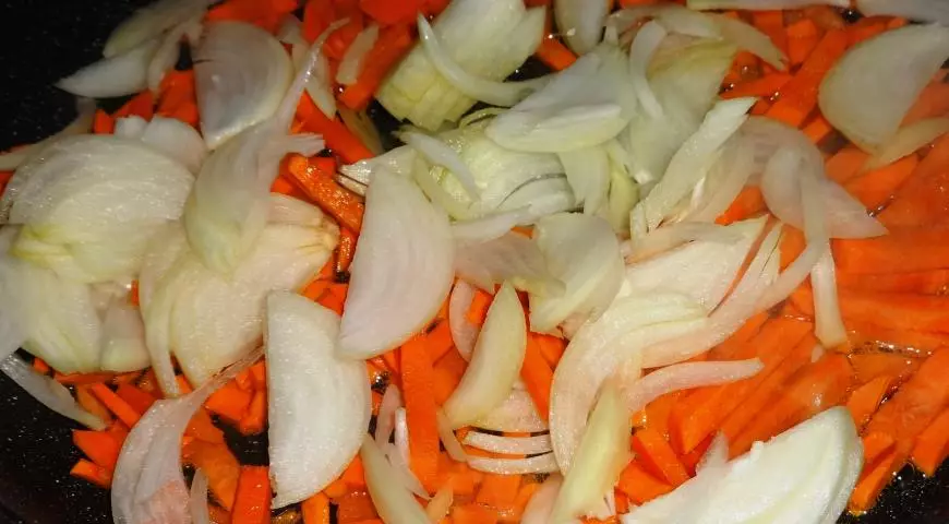 Fry dos thiab carrots rau ua crucias nrog cabbage