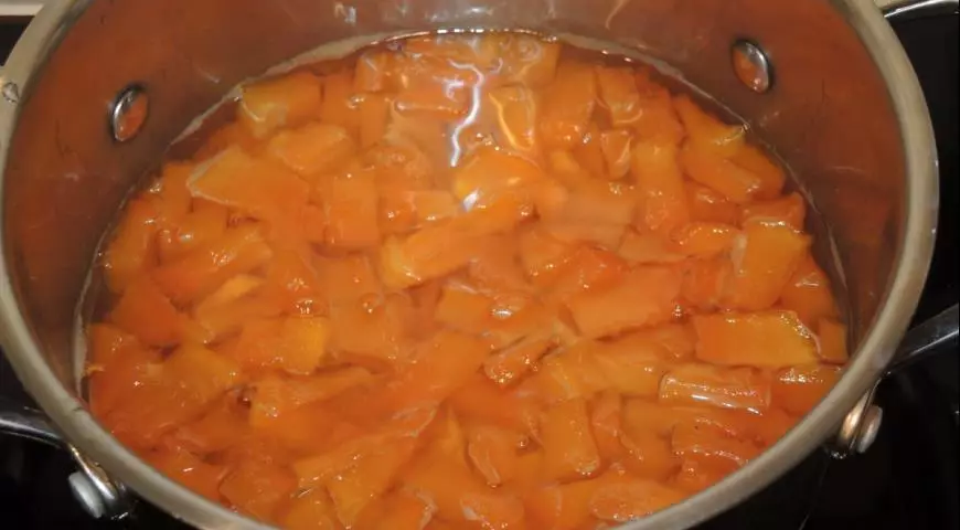 Cook pumpkin for porridge with couscous