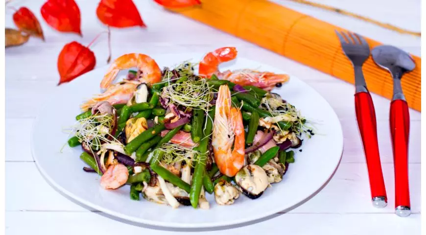 Salad sayur nganggo sagara laut sareng séréal