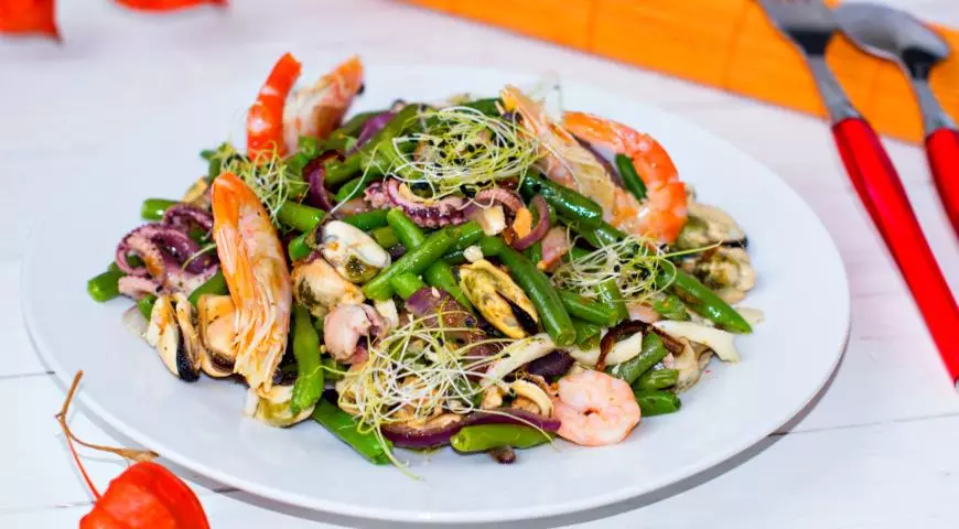 Kumaha masak salad sayur sareng seafood sareng séréal gear