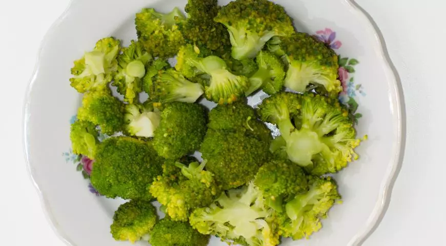 Kulub Brokoli pikeun Salad masak