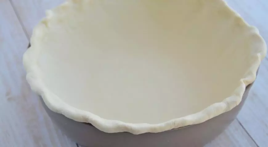 یک قطعه خمیر را جدا کنید و یک کیک را به شکل بکشید