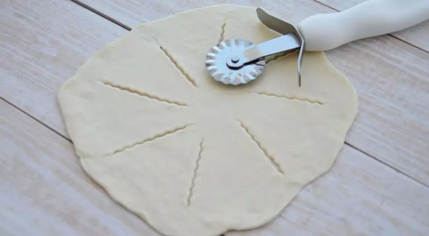 Faire une décoration de cercle de la pâte restante