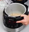 स्टॉक फोटो पाक कला पकाने की विधि: एक धीमी कुकर में जौ अनाज से कोलोयो, चरण संख्या 2