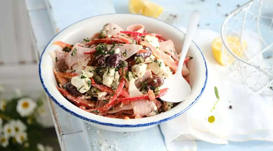 Ensalada de jamón con pimienta, feta y menta.