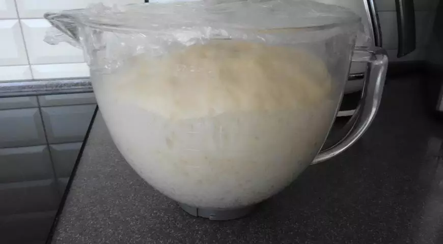 Una hora més tard, repetim el procediment amb el microprogramari de la massa universal Lean Yeast