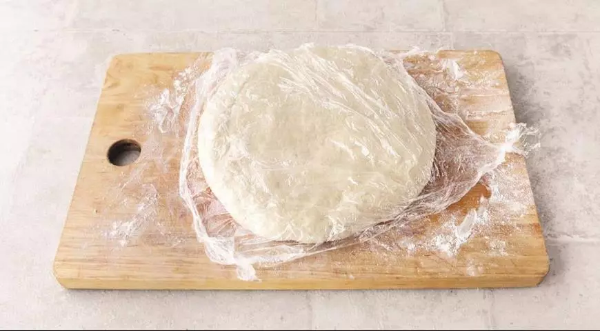 Foto van de voorbereiding van een recept: een bakkerijbijzijn met kers, stap nummer 4