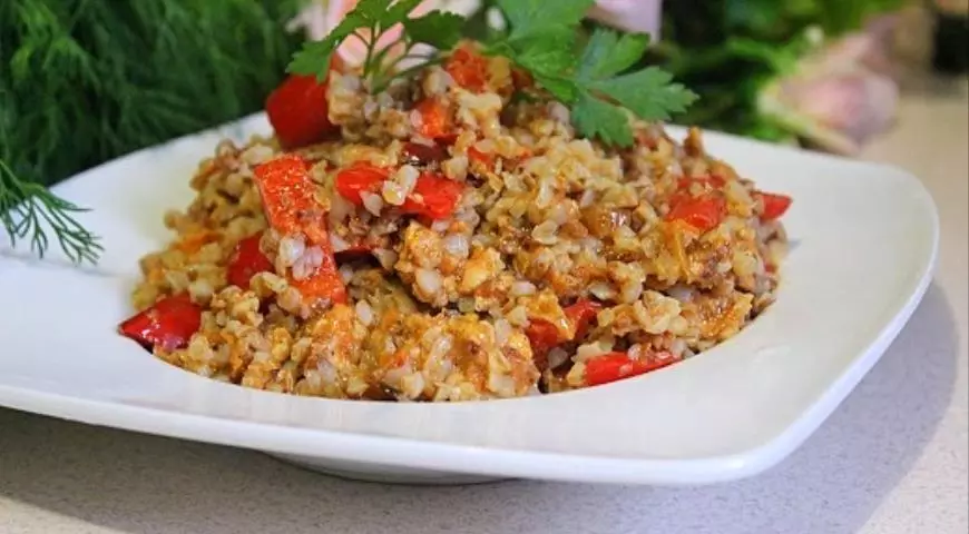 बल्गेरियन मिरपूड आणि minced जेवण सह buckwheat porride