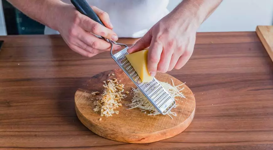 クリームソース、既製のペーストを入れるためのソリッドチーズのペースト。中程度の浅瀬紙