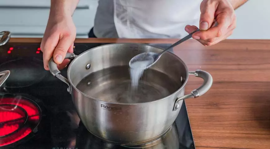 クリーミーなソースのパスタ、鍋に水を注ぐ、沸騰させて塩を加える