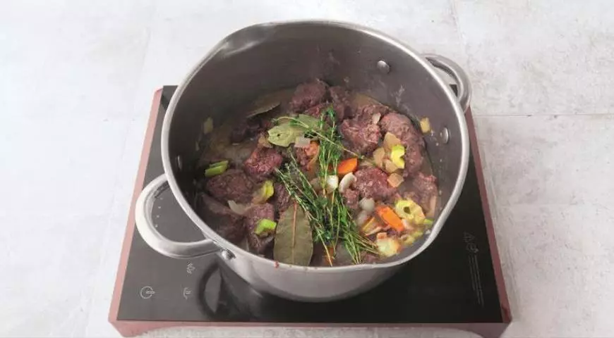 Stock Foto Kachen Rezept: Stew am Sidel Rëndfleesch mat Buns, Schrëtt Nummer 6