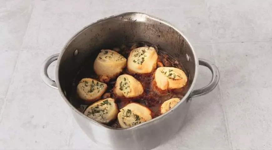 Stock Foto Kachen Rezept: stew am Sidel Rëndfleesch mat Buns, Schrëtt №11