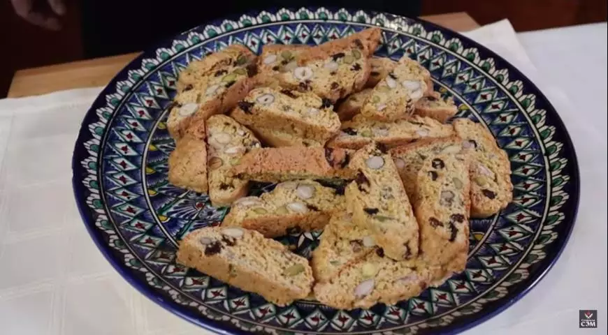 Biscotti dengan sepotong jeruk