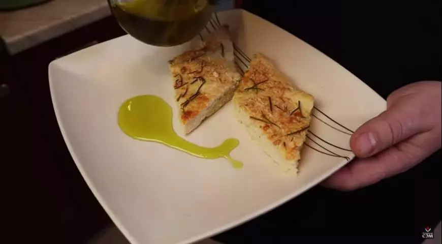 Focaccia mit Parmesan und Rosmarin