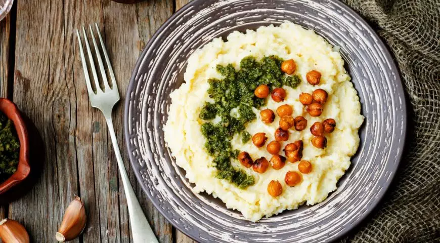 Polenta na jibini, pesto na nude.